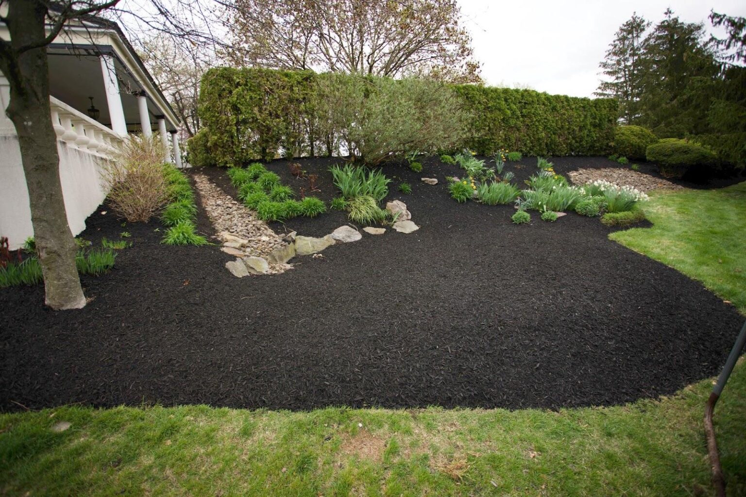 What Type of Mulch Works Best? - New Castle Lawn & Landscape